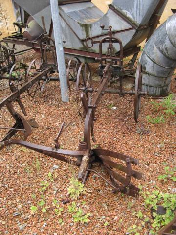 CHARRUE à VERSOIR | Patrimoine du Morvan